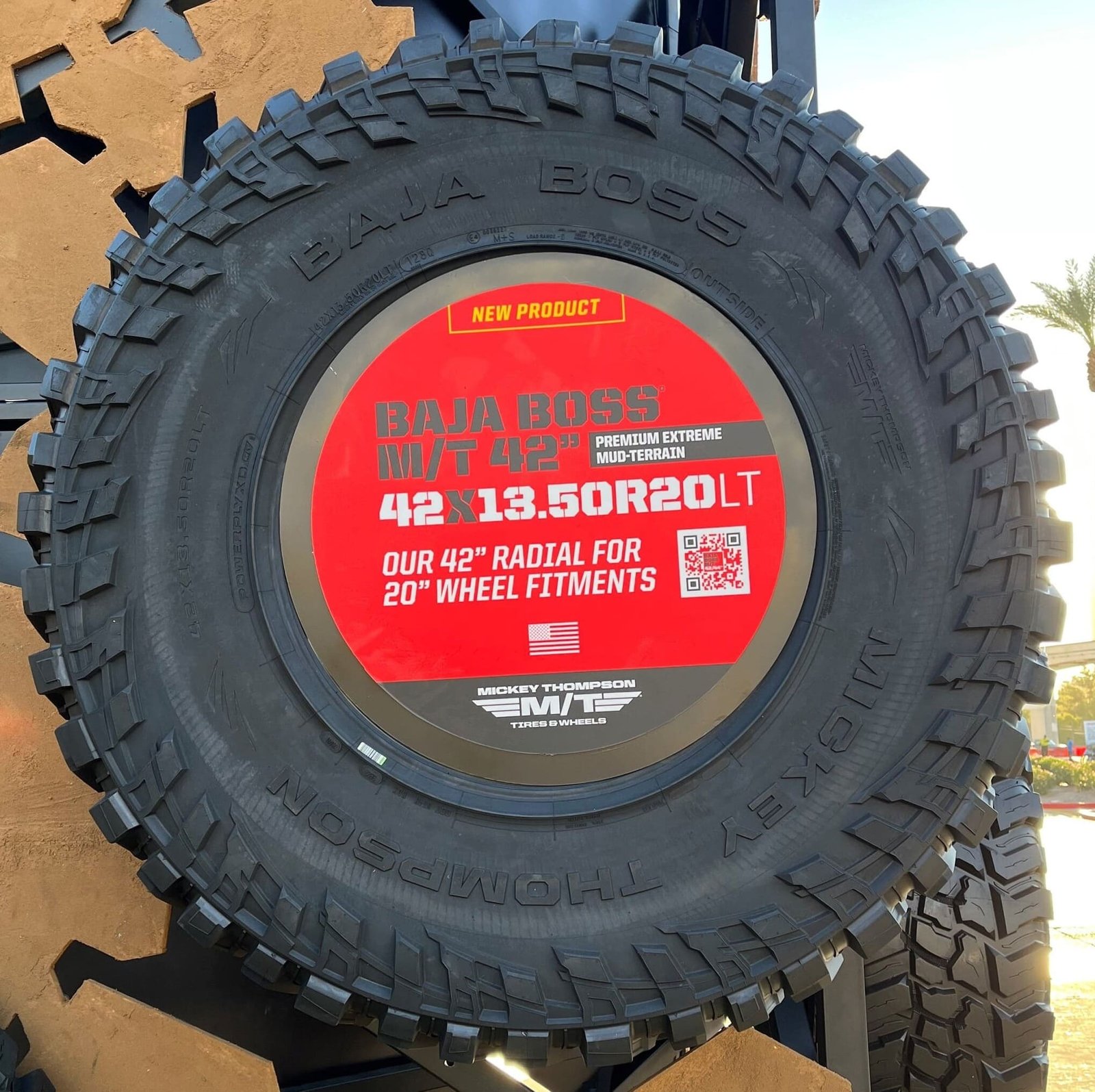 Mickey Thompson Baja Boss de 42" y 44" los tamaños más grandes en SEMA