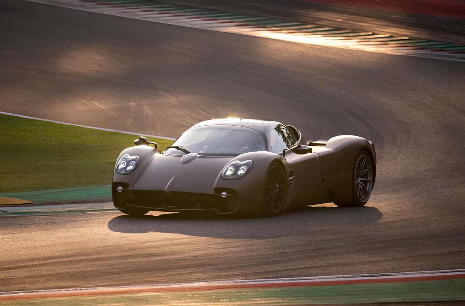 Pagani presenta sus hipercoches rodando con Pirelli